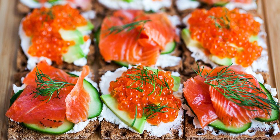 Recept: Toastjes met hüttenkäse, avocado en gerookte zalm ...
